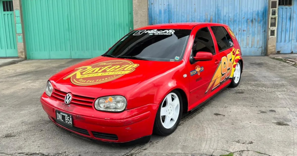Como en la peli Cars, convirtió su auto en el Rayo McQueen del ...
