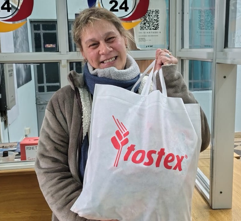 Diana se llevó su bolsa con productos Tostex - Lu24